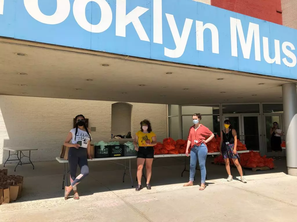 Zaměstnanci dobrovolníci v týdenní distribuci jídla v Brooklynském muzeu, organizované ve spolupráci s Kampaní proti hladu. Foto s laskavým svolením Brooklynského muzea.