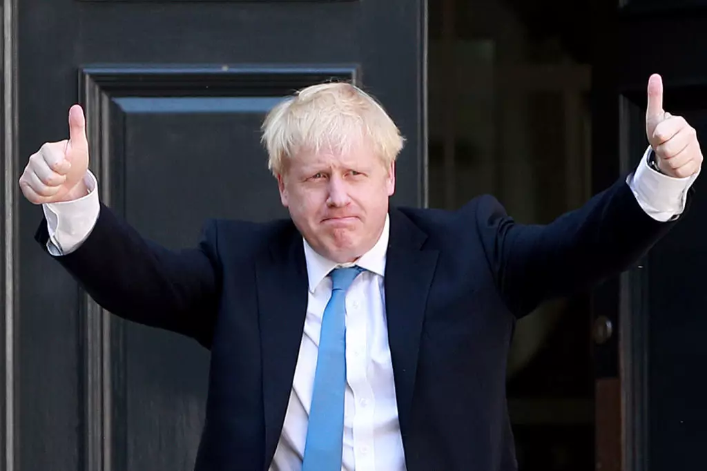 O le taʻitaʻi o le vaega fou a le Conservative Boris Johnson o loʻo tu i fafo o le Conservative Leadership Headquarters i le aso 23 o Iulai, 2019 i Lonetona, Egelani. Ata na saunia e Dan Kitwood/Getty Images.