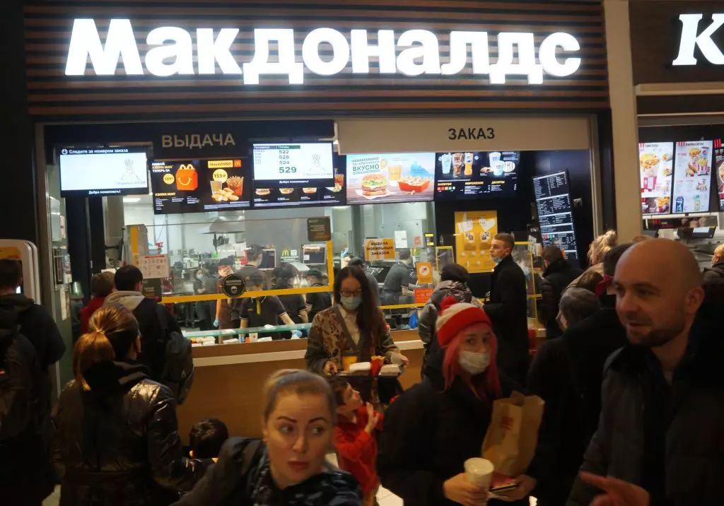 Одамон ба McDonald's пеш аз баста шудани он дар охири ҳафта дидан мекунанд, зеро ширкат 9 марти соли 2022 ба боздоштани фаъолият дар Русия омодагӣ мегирад. (Акс аз Константин Завражин/Getty Images)