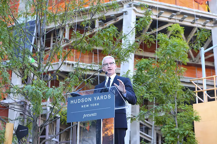 Anderson Cooper är värd för presskonferensen som visar designen för Hudson Yards och Thomas Heatherwicks fartyg. Med tillstånd av Paul Prince.