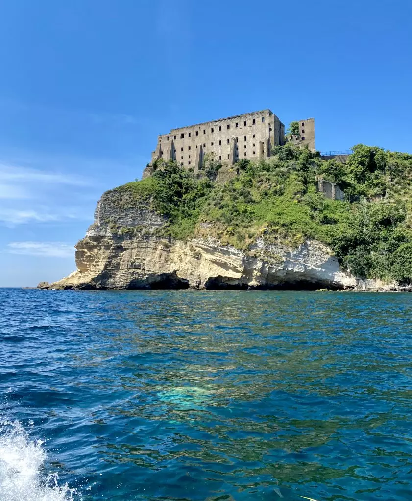 Le Palazzo d'Avalos de Terra Murata, une prison sur l'île de Procida, qui accueillera l'événement artistique