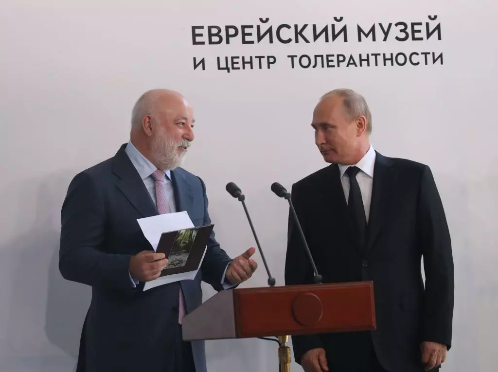 O le Peresetene Rusia o Vladimir Putin ma le fai pisinisi piliona o Viktor Vekselberg ia Iuni 2019.(Ata na saunia e Mikhail Svetlov/Getty Images)