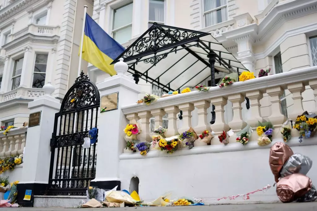 A na-ese onyinyo ifuru na ozi nkwado na mpụga ụlọ ọrụ Embassy Ukraine na London, na Maachị 4, 2022 na-esochi mbuso agha Russia wakporo Ukraine. (Foto sitere n'aka Tolga Akmen/AFP site na Getty Images)