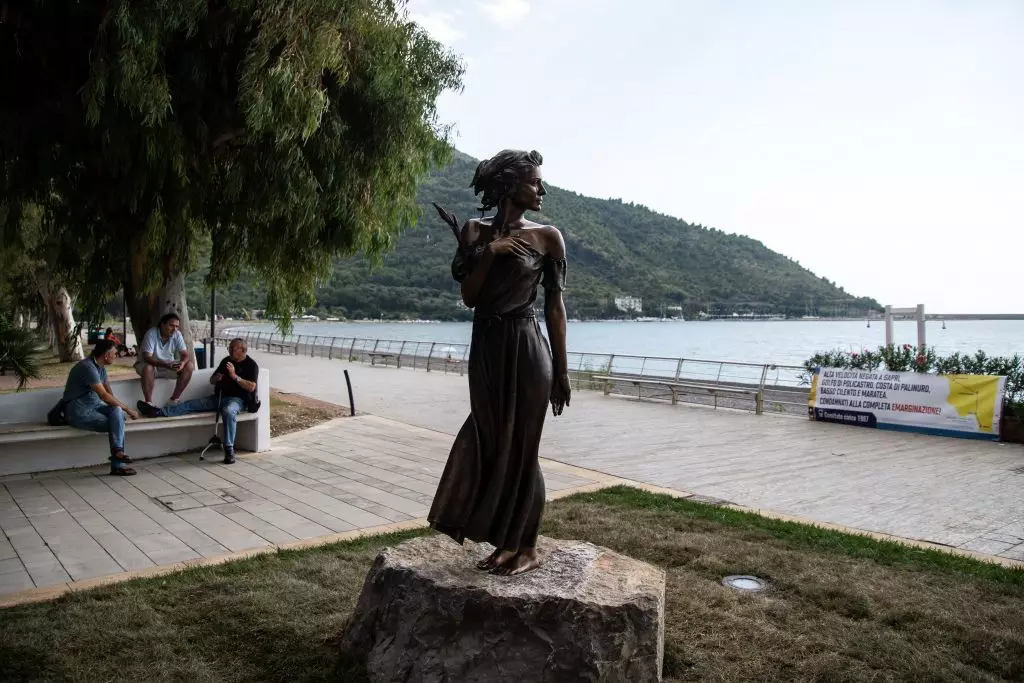 Emanuele Stifano, La Spigolatrice i Sapri, Italy. Ariyanjiyan lori ere Spigolatrice (Gleaner) ti Sapri, obinrin agbẹ kan ti o ṣe iranlọwọ fun irin-ajo ti o kuna ti akọni Risorgimento Carlo Pisacane ni ọdun 1857, ti fa ariyanjiyan kikan lori ibalopọ ti a fiyesi. Fọto nipasẹ Ivan Romano / Getty Images.