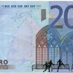 L'artista grec desfigura la moneda europea per destacar la crisi 54940_6