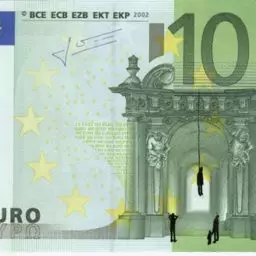 L'artista grec desfigura la moneda europea per destacar la crisi 54940_9