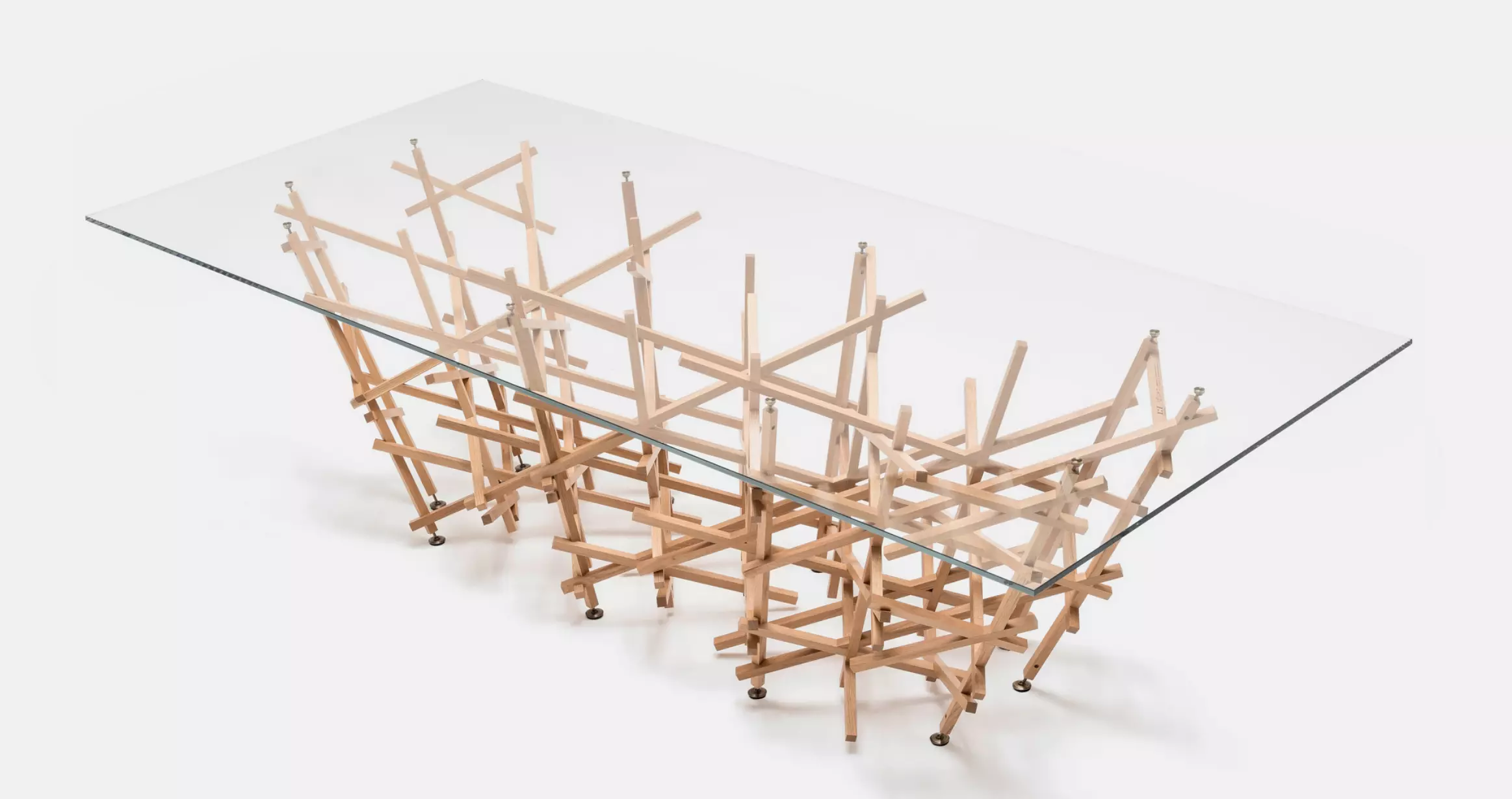 Ang sikat nga Japanese nga Arkitekto nga si Kengo Kuma Nagdisenyo ug Gravity-Defying Table—Tan-awa ang mga Hulagway Niini Dinhi