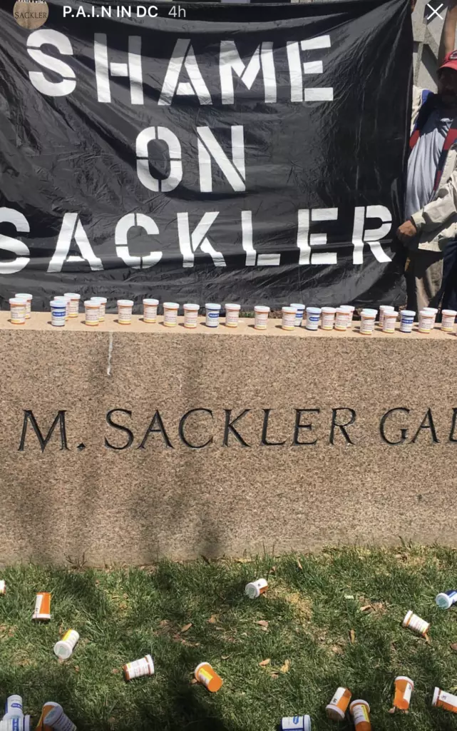 Nan Goldin leva a súa protesta contra os opioides ao Smithsonian e ao Senado en Washington, DC 5621_4