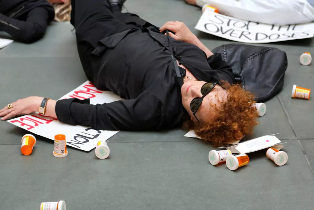 Nan Goldin zinscenuje 'die-in' v Harvard Art Museums. Foto: TW Collins.