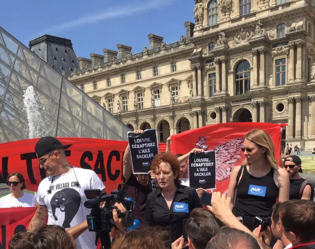 Nan Goldin govori na protestu ispred Luvra. Fotografija ljubaznošću Sackler P.A.I.N.