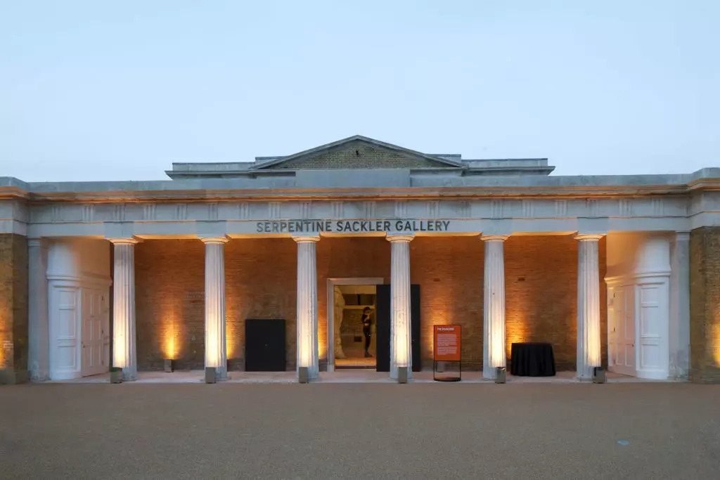 Галереяи Serpentine Sackler дар Лондон. Хушмуомилагӣ аз Галереяи Серпентин.