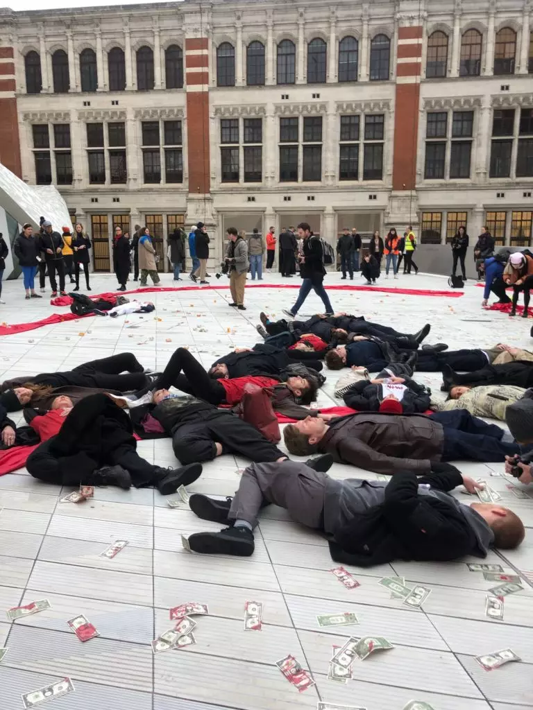 De anti-opioïde groep van Nan Goldin bestormde het Victoria & Albert Museum in Londen om te protesteren tegen de banden van de familie Sackler met het museum 5663_1