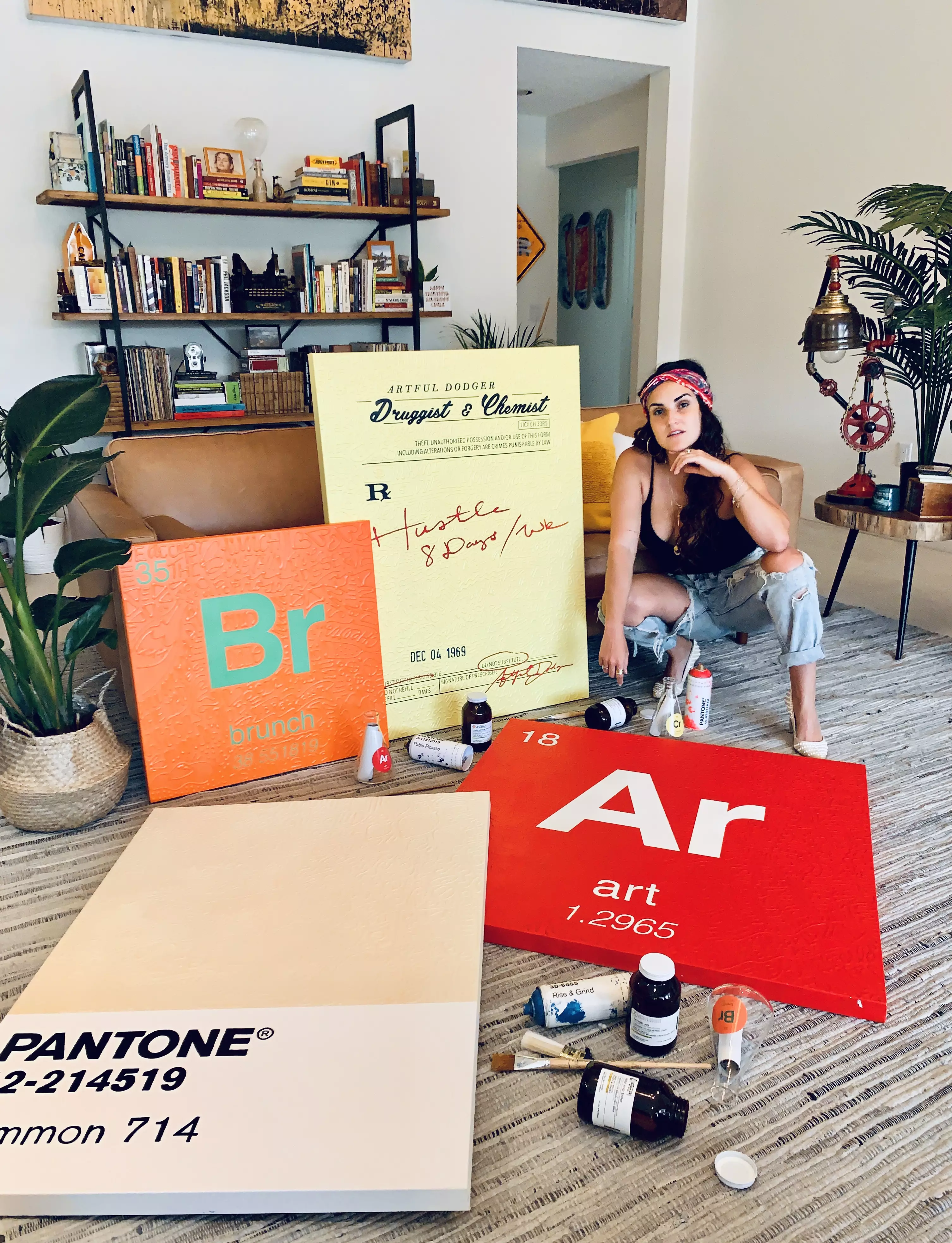 Miami Artist Cayla Birk. Mixt ferburgen koades yn har Pantone-ynspireare skilderijen