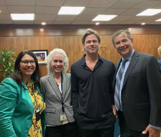 John Wicker dan Timbalan Ketua @garciane dan Pengarah DPH Barbara Ferrer bersama #BradPitt di Mesyuarat Lembaga Pengarah. Brad Pitt menyokong item Agenda Daerah LA.