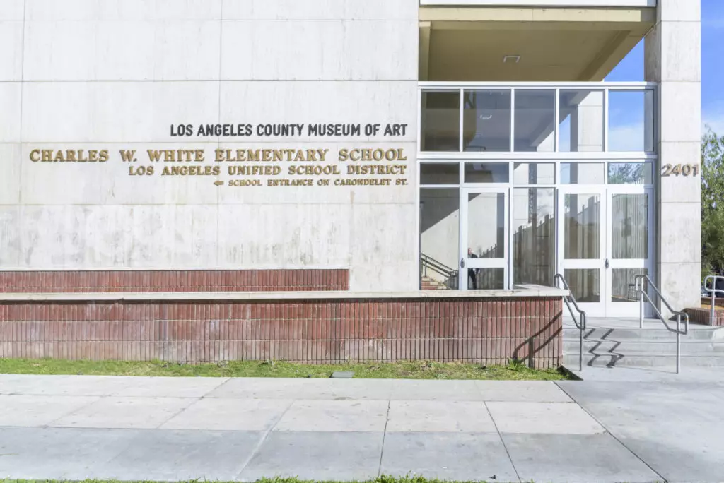 Inngangurinn að galleríi LACMA í Charles White Elementary. Mynd © Museum Associates/LACMA