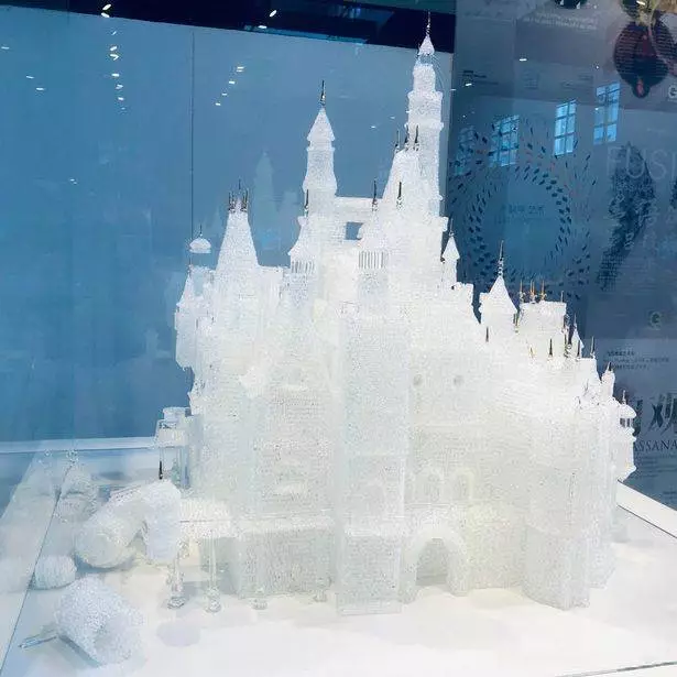 Ce château Disney en verre de 64 000 $ des frères Arribas a été endommagé par deux enfants qui jouaient. Photo publiée avec l'aimable autorisation du Musée du verre de Shanghai.