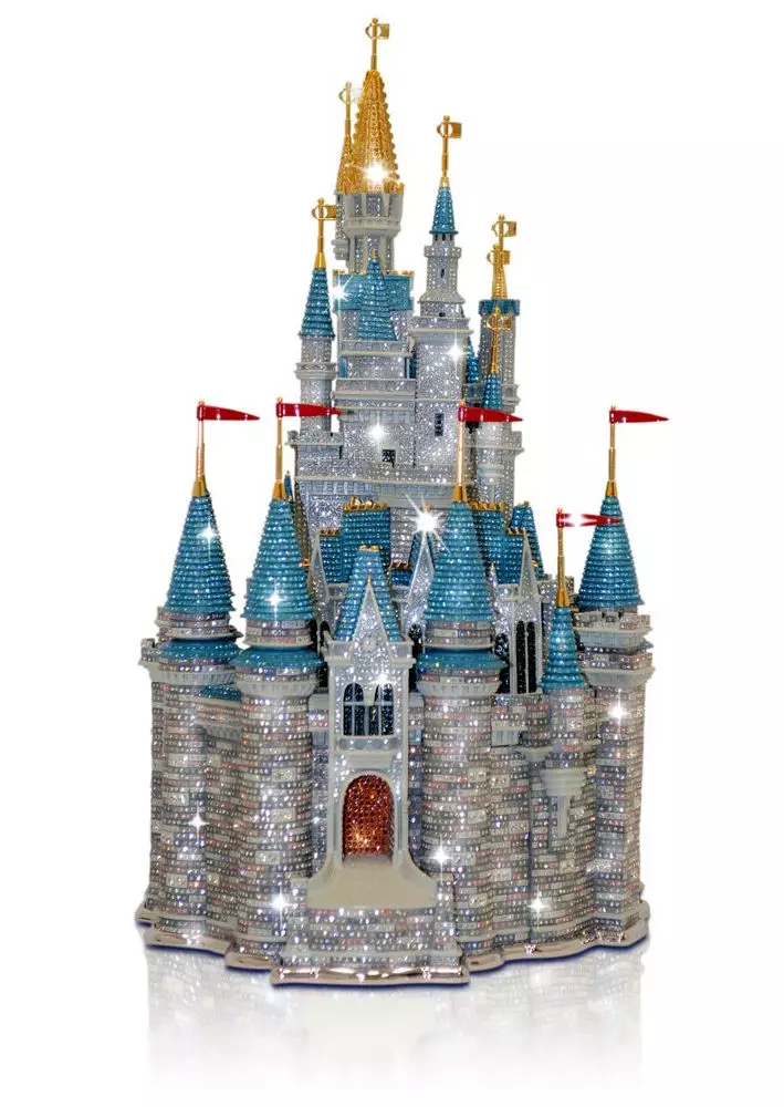 Tämä Arribas-veljesten Walt Disney World Cinderella Castle -veistos maksaa 37 500 dollaria. Kuva: ShopDisney.