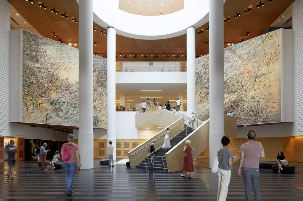 Prikaz instalacije Julie Mehretu HOWL eon (I, II) (2017) na SFMoMA. Foto: Matthew Millman Photography.