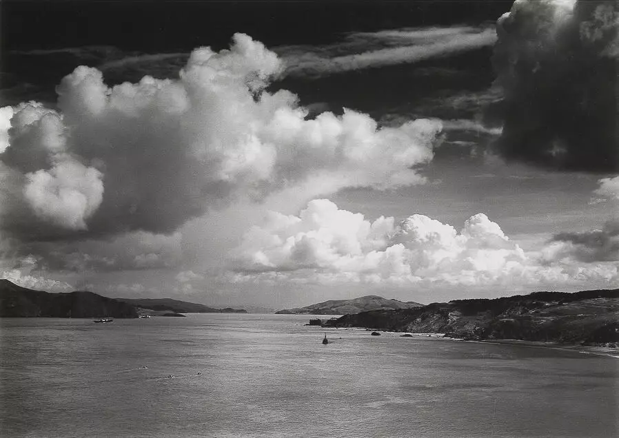 Ansel Adams, Auksiniai vartai prieš tiltą, 1932. „Seagrave Gallery“ sutikimu.