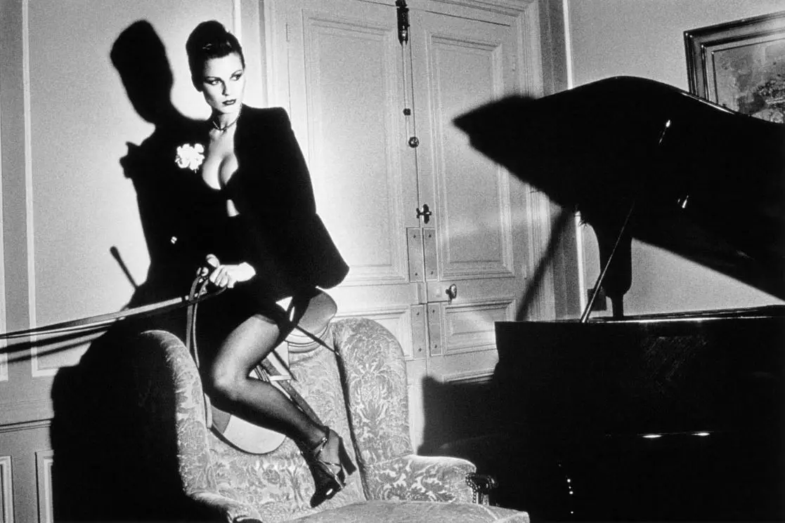 "Li Sentis, ke Mi estis Forta Virino": La Muzoj de Helmut Newton pri Kia Estis Labori Kun la Fifama Moda Fotisto