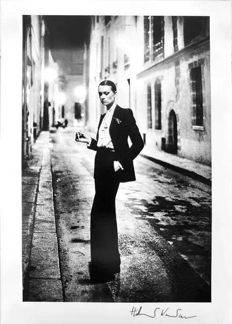 Helmut Newton, Rue Aubriot (1975). Prin amabilitatea ONGallery.