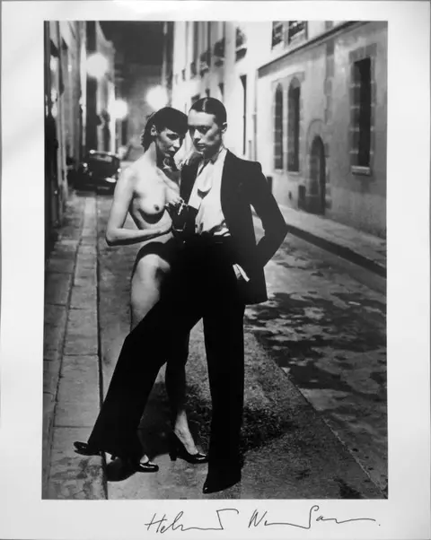 Helmut Newton, Rue Aubriot 1975 (două modele) (1975). Prin amabilitatea ONGallery.