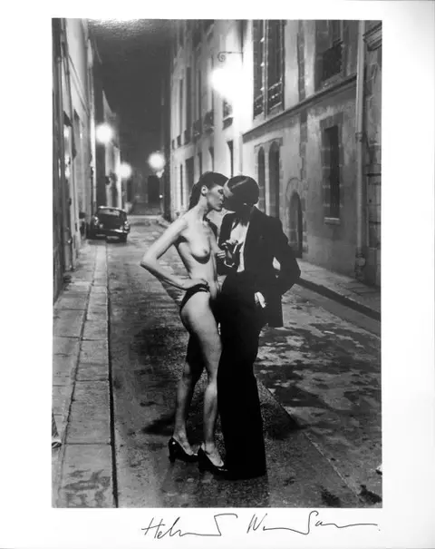 Helmut Newton, Rue Aubriot bakeng sa Yves St Laurent, French Vogue (1975). Ka tlhompho ea ONGallery.