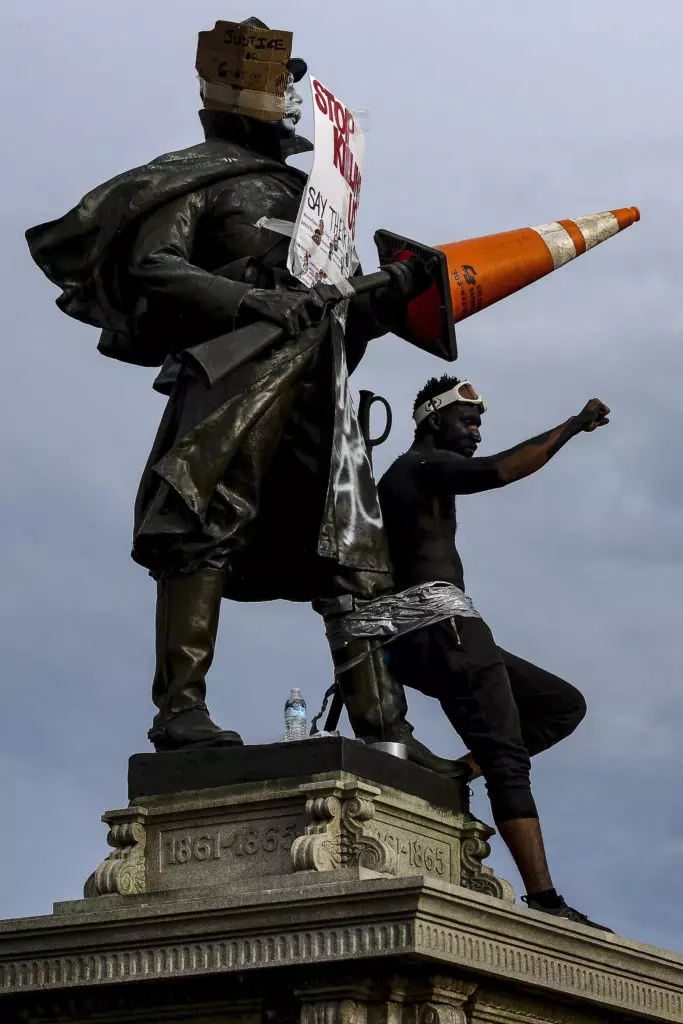 Um homem se grava no Monumento aos Soldados do Colorado em frente ao Capitólio do Estado do Colorado durante o quarto dia de protestos após a morte de George Floyd em 31 de maio de 2020 em Denver, Colorado. Foto de Michael Ciaglo/Getty Images.