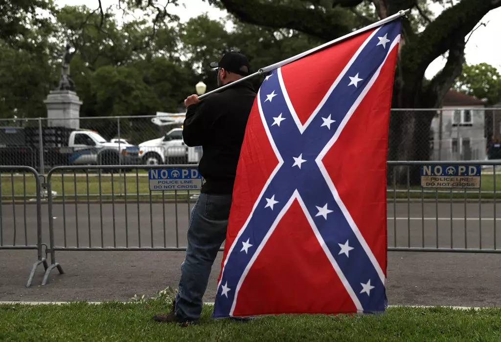 Protestuotojai laiko Konferderato vėliavą kitoje gatvės pusėje nuo Jefferson Davis paminklo 2017 m. gegužės 4 d. Naujajame Orleane, Loiusianoje. Justino Sullivano/Getty Images nuotrauka.