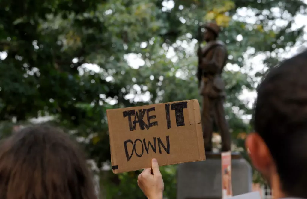 Demonstranten rallye fir d'Ewechhuele vun enger Konfederéierter Statu déi Silent Sam um Campus vun der University of Chapel Hill den 22. August 2017 zu Chapel Hill North Carolina geprägt huet. Foto vun Sara D. Davis / Getty Biller.