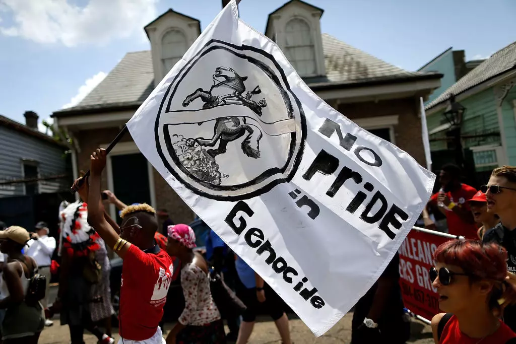 Prosvjednik nosi zastavu u znak podrške uklanjanju spomenika Andrewu Jacksonu tijekom demonstracija u znak solidarnosti s Charlottesvilleom 19. kolovoza 2017. u New Orleansu, Louisiana. Fotografija Jonathana Bachmana/Getty Images.