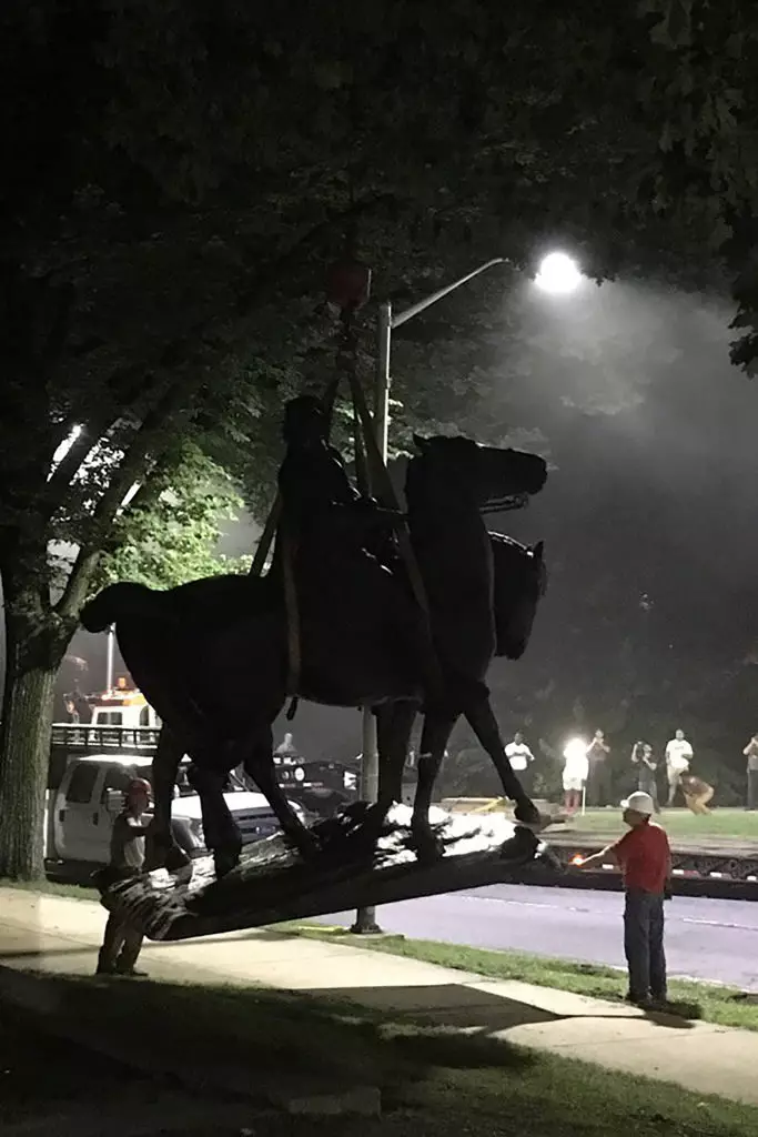 Aarbechter lued Statuen vun Konfederéierte Genereel Robert E. Lee an Thomas