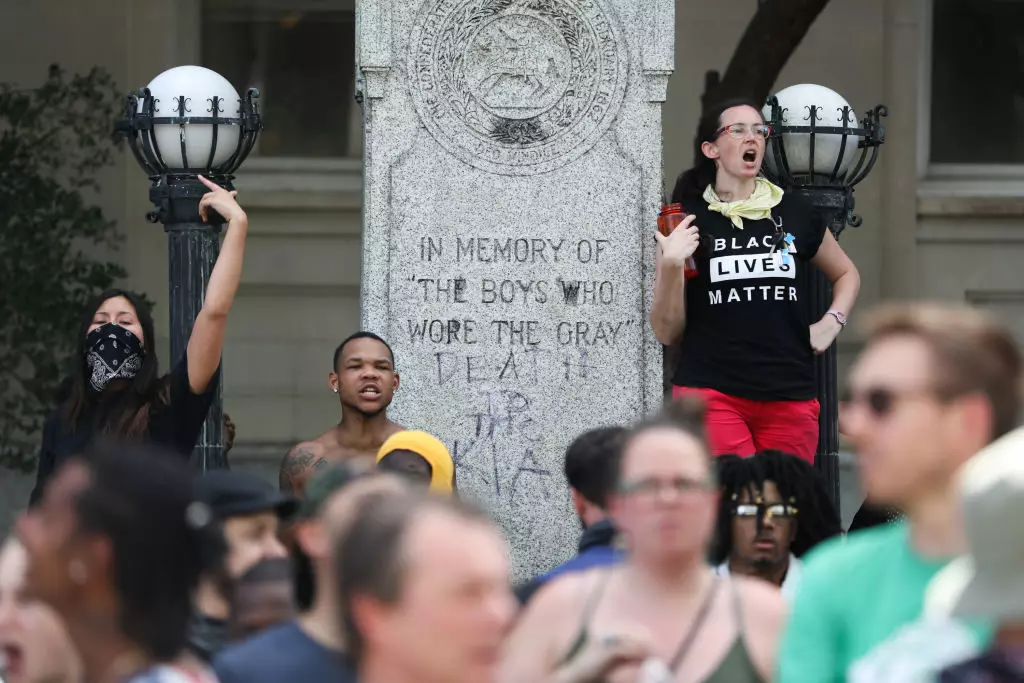 Abaqhankqalazi bahlanganisana phambi kwendlu yakudala yaseDurham County Courthouse apho iintsuku zangaphambili umfanekiso oqingqiweyo wachithwa ngababonisi, eDurham, North Carolina, ngo-Agasti 18, 2017. Ikhredithi yesithombe kufuneka ifunde Logan Cyrus / AFP / Getty Images.