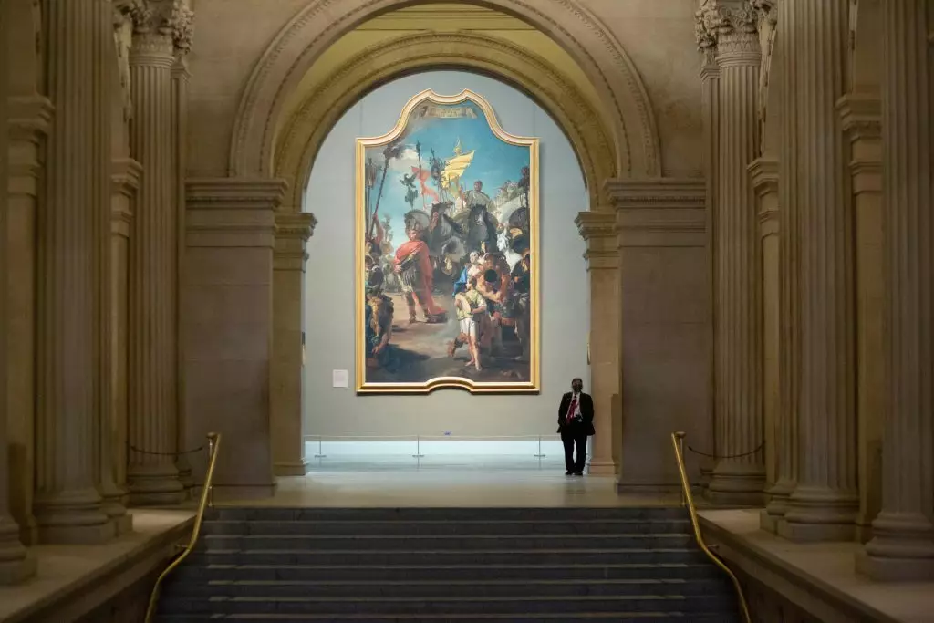 Un agent de sécurité se tient à son poste au Metropolitan Museum of Art inhabituellement vide en septembre 2020. (Photo de KENA BETANCUR/AFP via Getty Images)