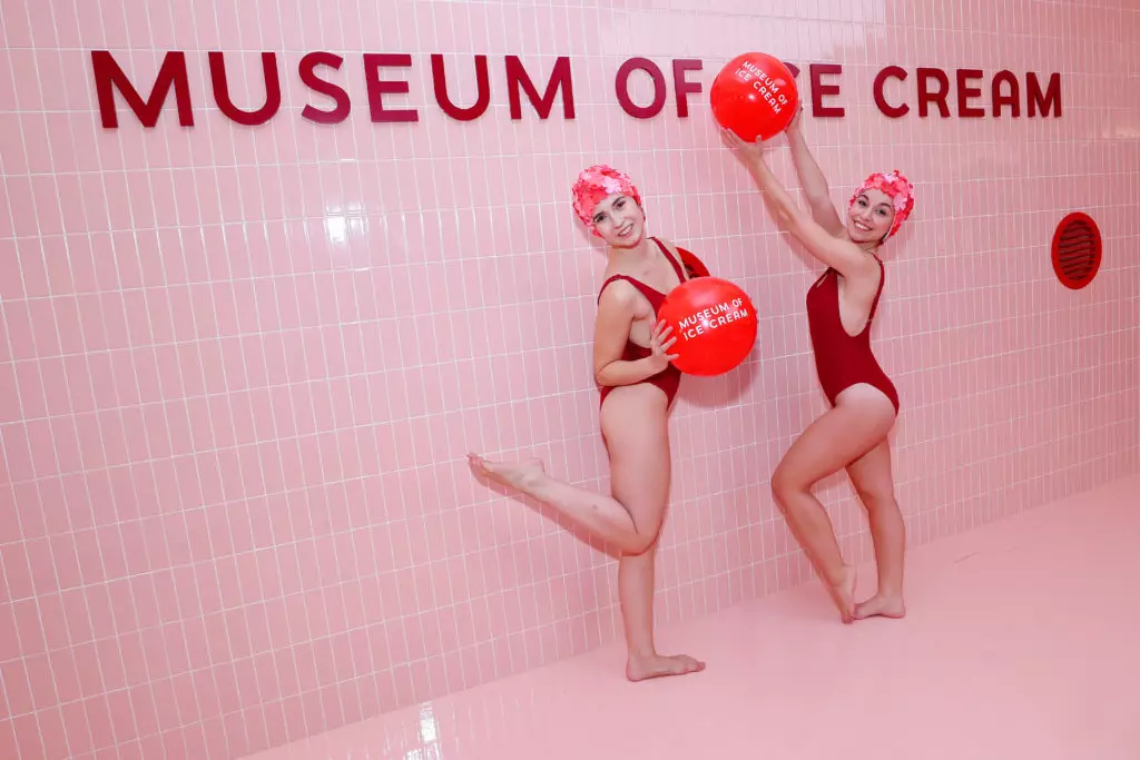 Masu yin wasan kwaikwayo yayin bikin Buɗe Gidan Tarihi na Ice Cream SoHo Flagship a ranar 12 ga Disamba, 2019 a Birnin New York. (Hoto daga Cindy Ord/Hotunan Getty don Gidan Tarihi na Ice Cream)