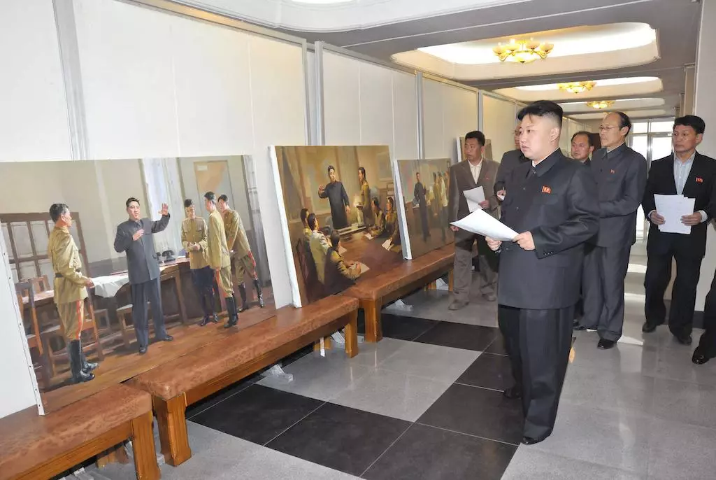 Kim Dzsong Un egy múzeumban. Fotó: KCNA.