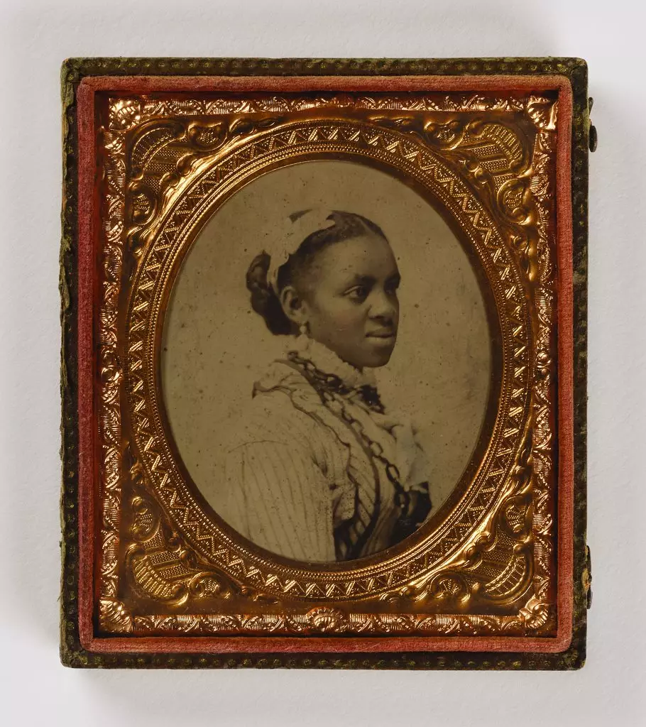 Wojambula wosadziwika, Wopanda dzina (mkazi wokhala ndi riboni ya tsitsi), wopanda tsiku, mbale yachisanu ndi chimodzi ya ambrotype. Mwachilolezo cha Smithsonian American Art Museum.