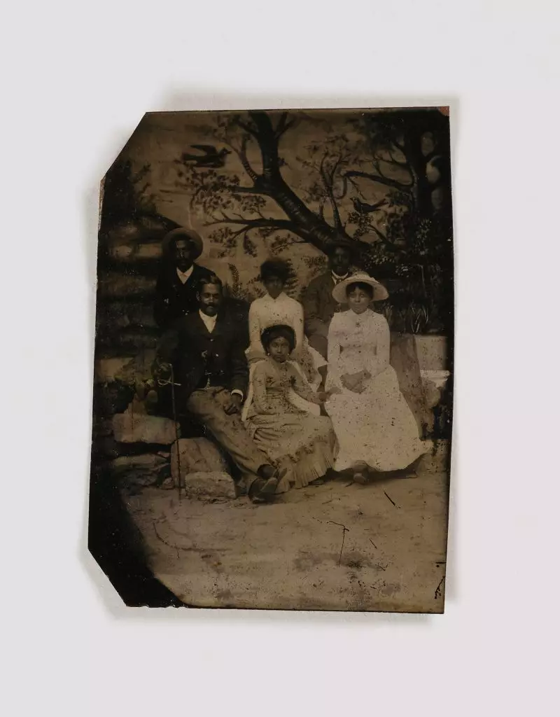 Tuntematon taiteilija, Nimetön (perhe, maalattu tausta) päivämäärätön, tintype. Smithsonian American Art Museumin luvalla.