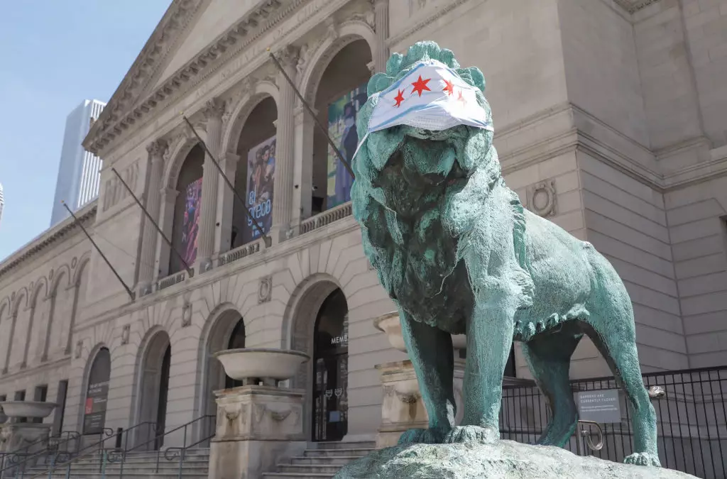 Die Löwenstatue mit Maske vor dem Art Institute of Chicago in Chicago, Illinois. Foto: Joel Lerner/Xinhua über Getty) (Xinhua/über Getty Images.