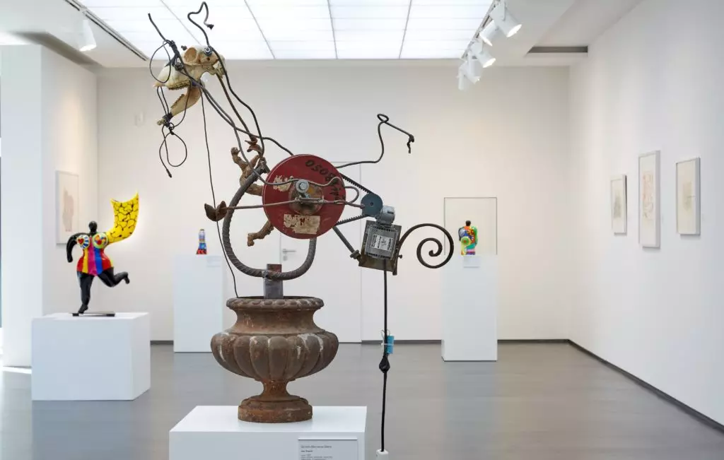 Erakusketa berri batek Niki de Saint Phalle eta Jean Tinguelyren arteko harremana aztertzen du, 