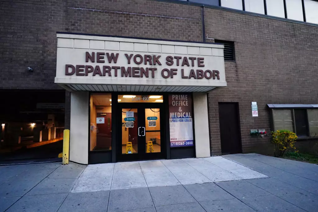 Vido de la Novjorka Ŝtata Departemento pri Laboroficejo en Flushing Queens dum koronavirus-pandemio la 12-an de aprilo 2020. Pli ol 10% usonaj laboristoj petis senlaborecsubtenojn ekde la 11-a de aprilo 2020. Foto: John Nacion/NurPhoto per Getty Images.