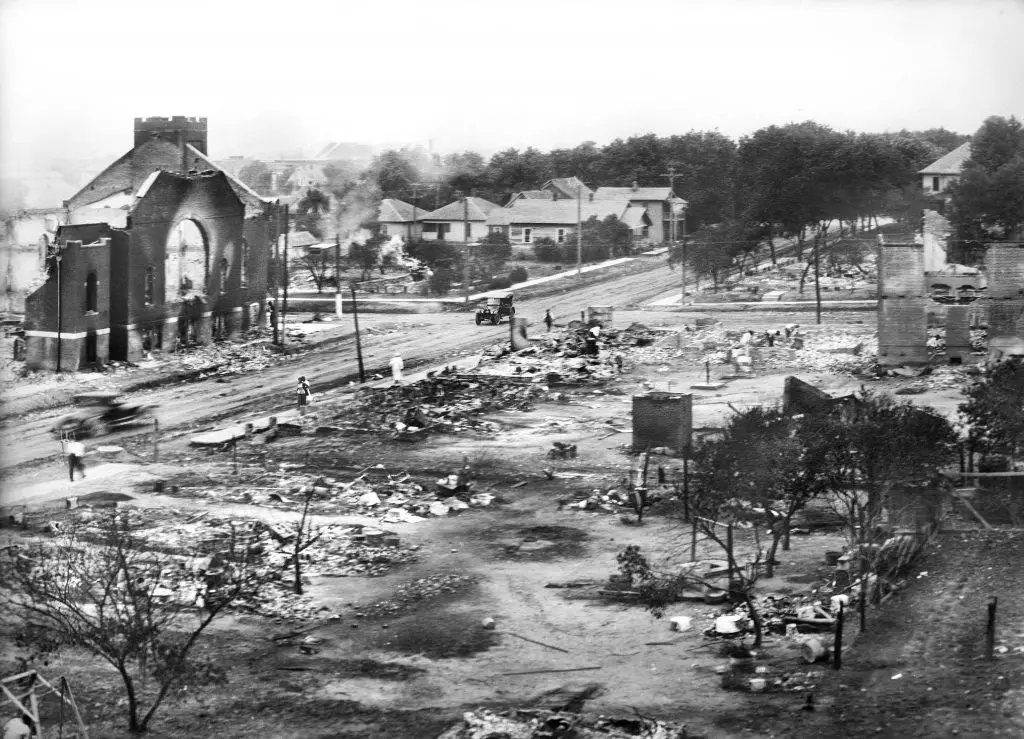 Beşek ji Navçeya Greenwoodê li Race Riots, Tulsa, Oklahoma, USA, Koleksiyona Fotografên Xaça Sor a Neteweyî ya Amerîkî, Hezîran 1921 hatî şewitandin. Wêne ji hêla GHI / Arşîva Dîroka Gerdûnî / Koma Wêneyên Gerdûnî ve bi rêya Getty Images.