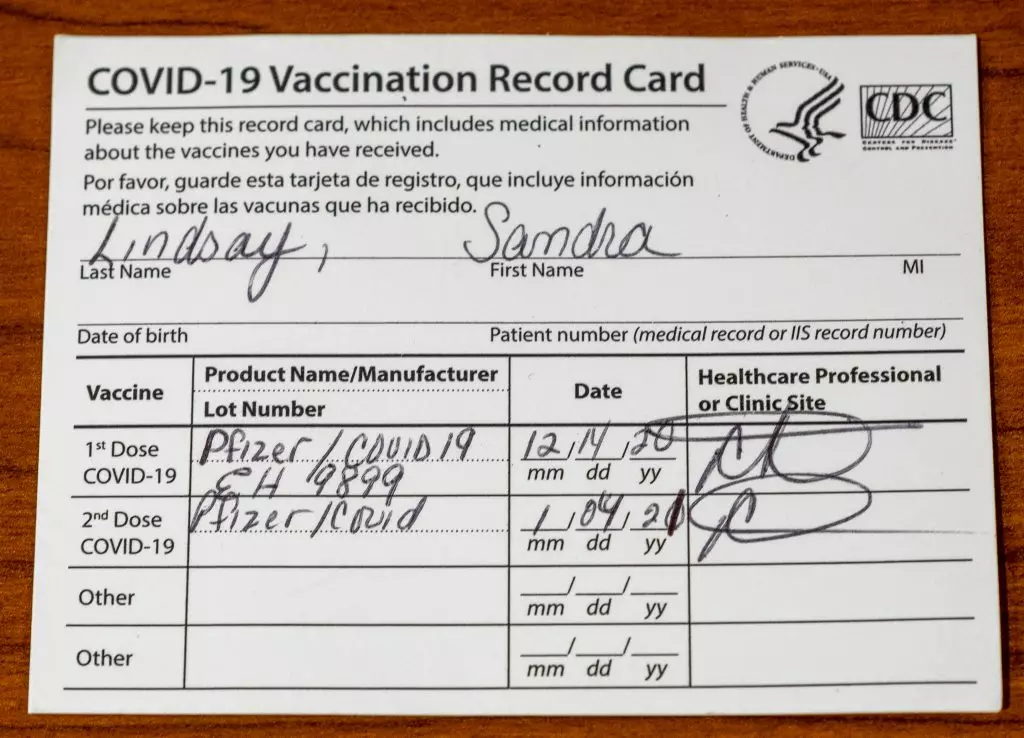 Ikhadi lokugoma likanesi uSandra Lindsay, umuntu wokuqala owaziwa ngokuthola umgomo e-US. Isithombe sihlonishwa yi-Northwell Health.