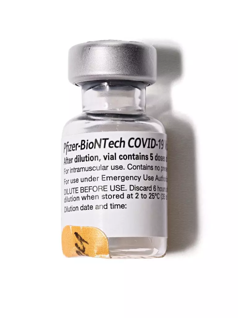 Um frasco de vidro vazio que continha as primeiras 5 doses da vacina Pfizer-BioNTech COVID-19 da Pfizer Inc do primeiro lote alocado para Northwell, usado em 14 de dezembro. a primeira vacina disponível nos EUA. Foto cortesia do Museu Nacional de História Americana do Smithsonian, Washington, DC.