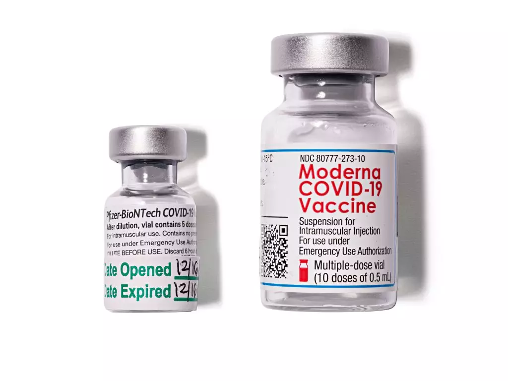 ባዶ የPfizer Inc's Pfizer-BioNTech COVID-19 ክትባት እና ModernaTX, Inc.'s Moderna COVID-19 ክትባቶች