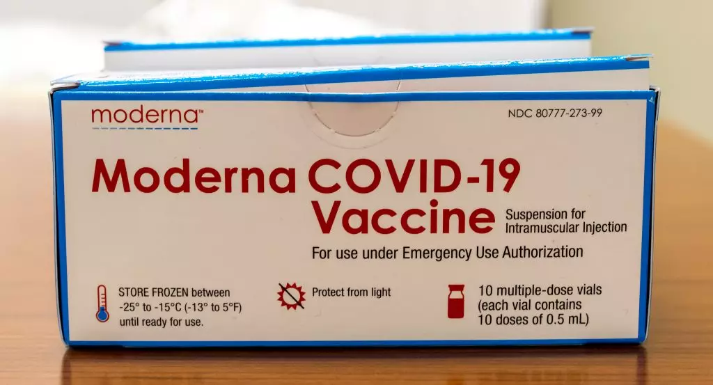 Moderna COVID-19 ကာကွယ်ဆေးထုပ်ပိုးမှု။ ဓာတ်ပုံအား Northwell Health မှ ကူးယူဖော်ပြပါသည်။