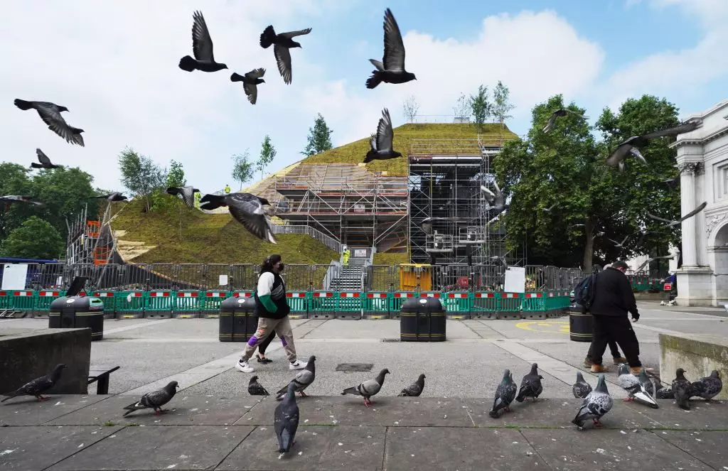 Awọn iṣẹ tẹsiwaju lori Marble Arch Mound ni aringbungbun London. Fọto nipasẹ Jonathan Brady / Awọn aworan PA nipasẹ Getty Images.