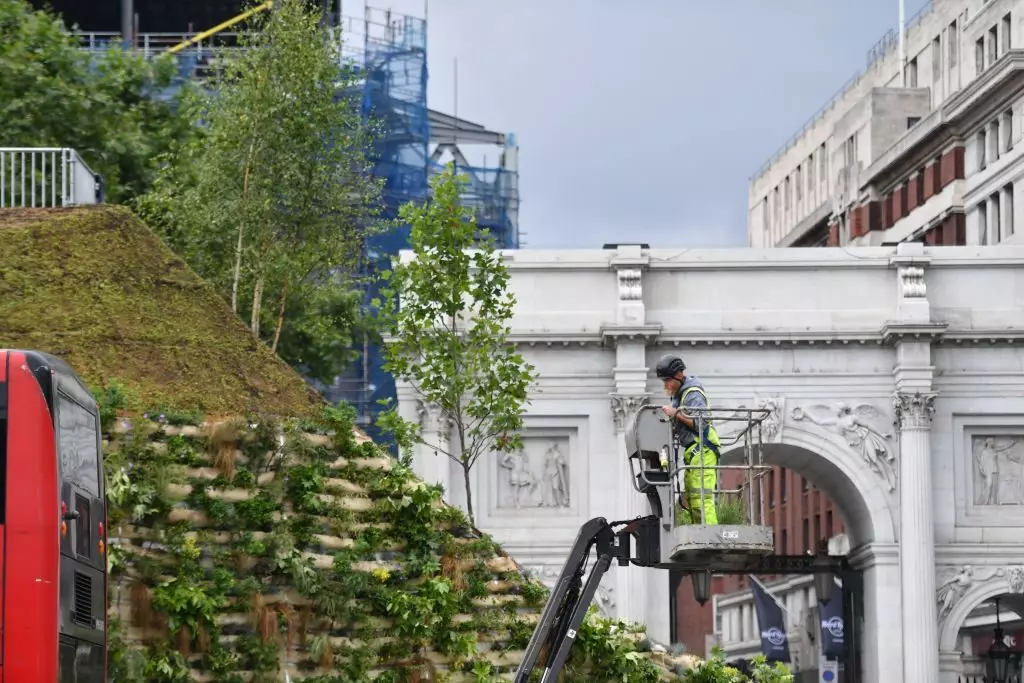 Mosebeletsi oa xMosebetsi o fana ka lintlha tsa ho qetela ho Marble Arch Mound, e leng sebaka se secha sa nakoana se khahlang, haufi le Marble Arch London bohareng ka July 25, 2021. Senepe ke Justin Tallis/AFP ka Getty Images.