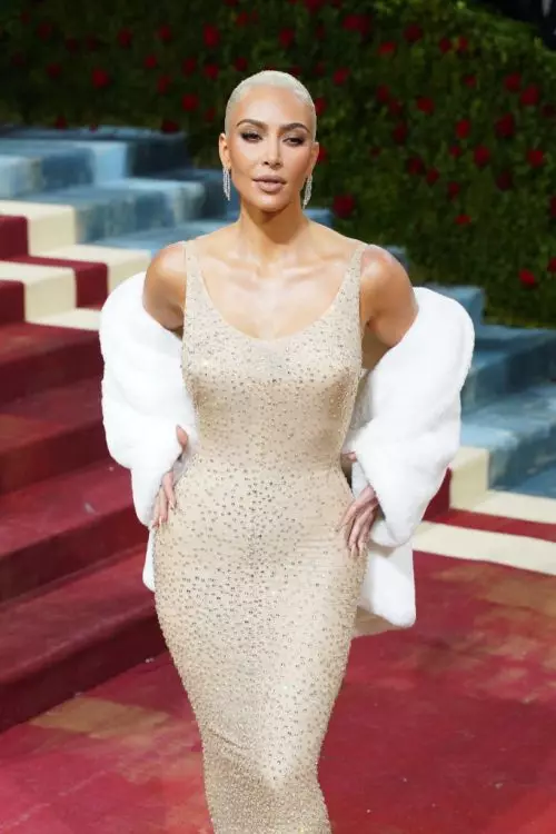 Ngắm nhìn 16 vẻ ngoài tuyệt đẹp của 'Thời đại mạ vàng' từ Met Gala 2022 và các tác phẩm nghệ thuật lịch sử (có thể có) truyền cảm hứng cho họ