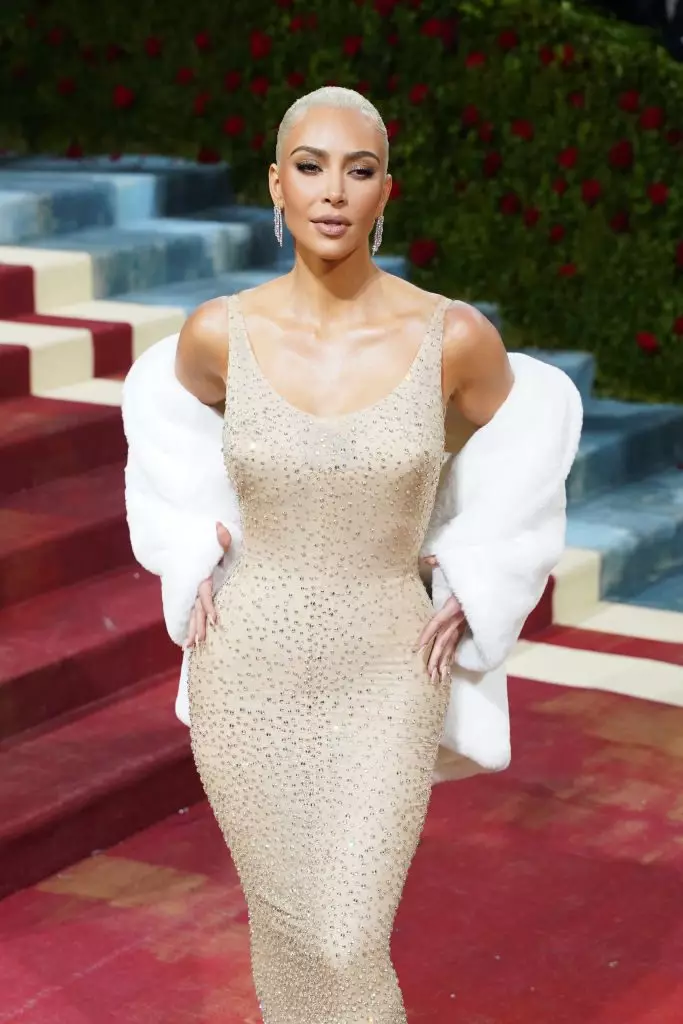 Ne visai paauksuota, bet tikrai paauksuota Kim Kardashian 2022 m. Met Gala dalyvavo vilkėdama Marilyn Monroe suknelę „Happy Birthday, Mr. President“ – brangiausią kada nors aukcione parduotą suknelę. Nuotrauka: Seanas Zanni / Patrickas McMullanas per „Getty Images“.